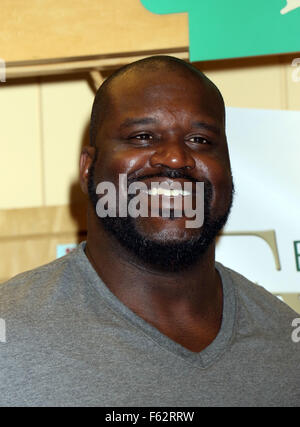 Shaquille O'Neal signs copies of his new book "Shaq Uncut" at Books and ...