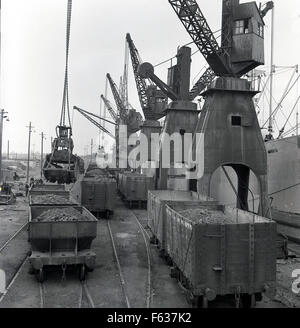 1950s, historical, london, docks, freight from containter ships being ...