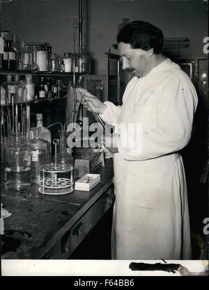 1945 - Dr. Ernest Chain at work in Italy; famous Briitsh Partner of ...