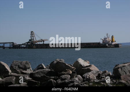 bulk loading ship at port with conveyor system Stock Photo - Alamy