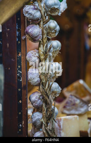 lot of garlic in a medieval fair, kitchen condiments Stock Photo - Alamy