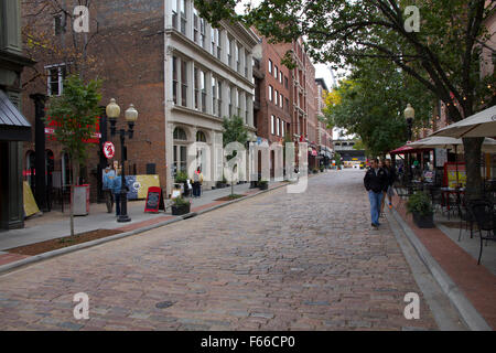 Laclede's Landing in St. Louis with the Gateway Arch in the background ...