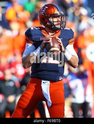Illinois quarterback Wes Lunt (12) stands on the sidelines before an ...