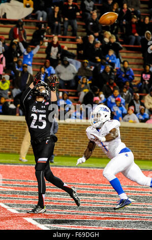 Max Morrison (25) of the Cincinnati Bearcats receives the first kickoff ...