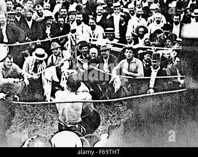 Bare-knuckle prize fighters in a boxing match, early 19th century Stock ...