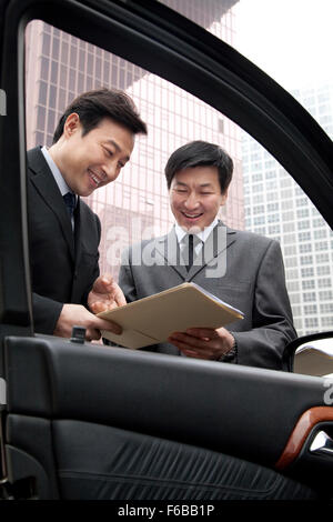 Two businessmen working outside Stock Photo - Alamy