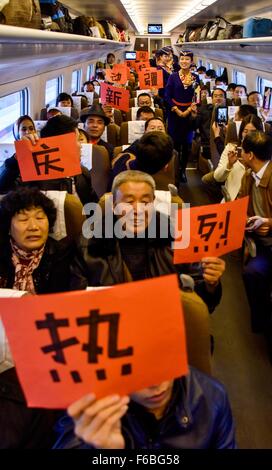 (151116) -- URUMQI, Nov. 16, 2015 (Xinhua) -- Passengers board D2702 ...
