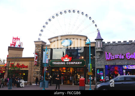 Amusements and shops in the centre of the Canadian city of Niagara ...