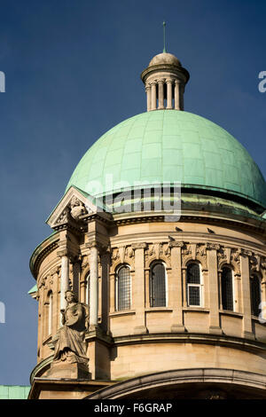 Architectural features on roof of Victoria Station, old stonework ...