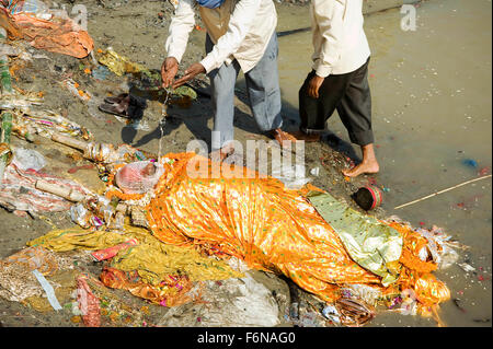 Mourners with body for Hindu cremation at Harishchandra Ghat electric ...