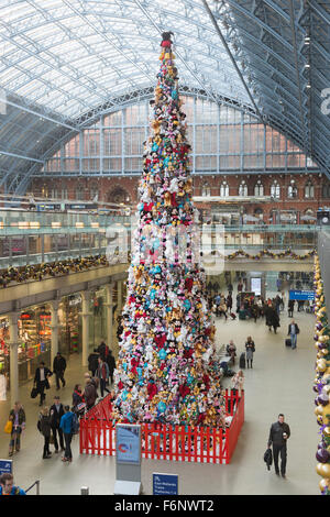 November 2015 - Christmas tree made of stuffed toys by Disney, London ...