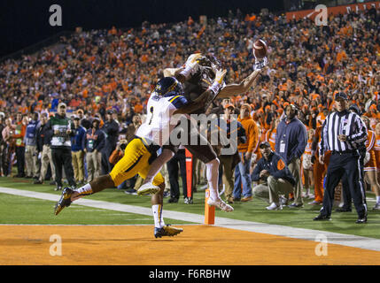 November 17, 2015: Bowling Green Falcons quarterback Matt Johnson (11 ...