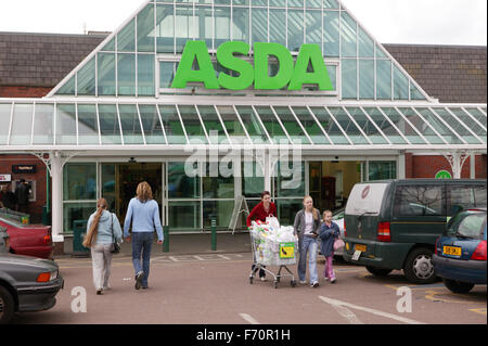 People shopping in Asda supermarket aisle, Asda, Bury St Edmunds ...