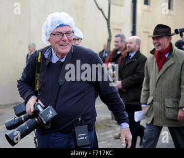 The Sun royal photographer Arthur Edwards shakes hands with Pope ...