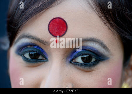 Bindi ; red dot ; woman forehead decoration ; India ; Asia Stock Photo ...