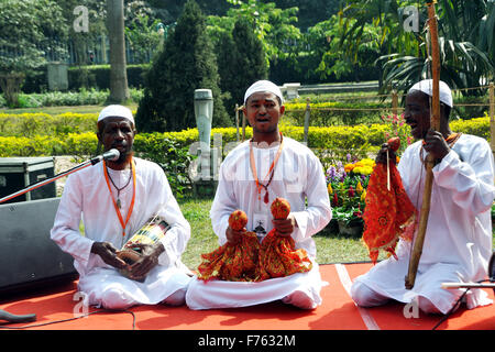 Sidi goma playing musical instrument, gujarat, india, asia Stock Photo ...
