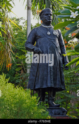 Maharaja Sayajirao Gaekwad statue, Baroda Museum, Vadodara, Gujarat ...