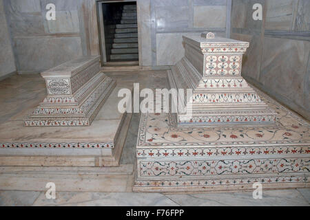 The Cenotaph of Mumtaz Mahal and Shah Jahan inside the Taj Mahal in ...