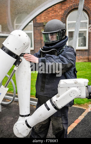 EOD Bomb Disposal Suit, used in Afghanistan and Iraq Stock Photo - Alamy