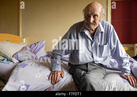 ELDERLY BEDRIDDEN MAN AT HOME Stock Photo: 19167908 - Alamy