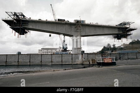 AJAXNETPHOTO. 1975. WOOLSTON, SOUTHAMPTON, ENGLAND. - SPANNING THE ...