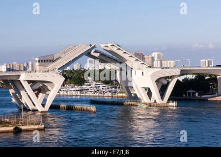 Drawbridge on the 17 st Causeway Port Everglades, Fort Lauderdale ...