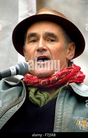 Actor Mark Rylance speaking at the Don't Bomb Syria protest outside ...