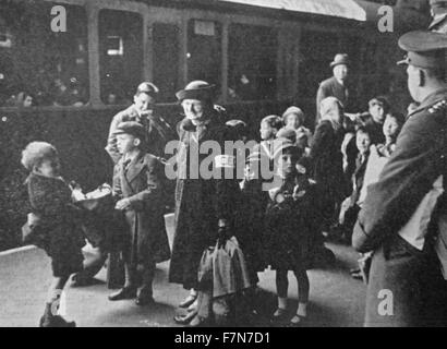 World War Two Evacuation of children Tyneside children being evacuated ...