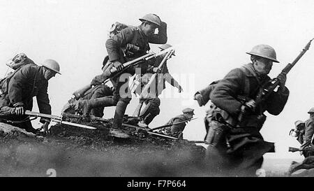 Canadian soldiers going over the top WW1 Stock Photo - Alamy