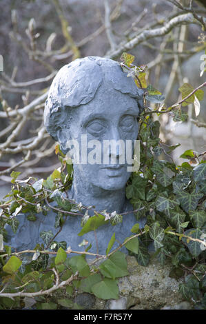 Bust of Virginia Woolf in the garden of Monk's House; Büste von ...