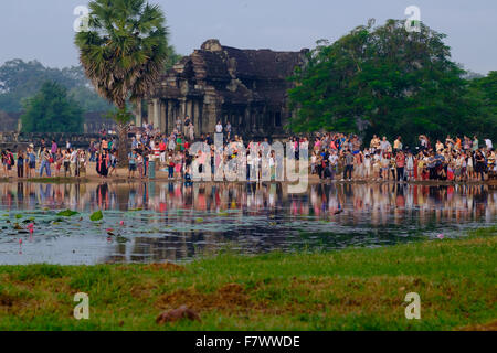 Crowd of tourists await the sunrise at Angkor Wat, Cambodia Stock Photo ...
