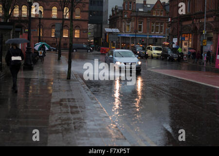 Belfast, UK. 3rd Dec, 2015. The Pavement gets splashed by a Single ...
