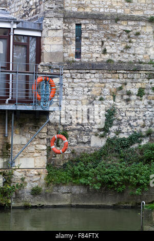 Cottages along the castle mill stream in Oxford Stock Photo: 91069126 ...