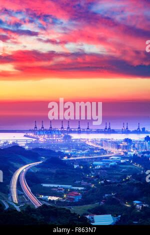 The beautiful sunset of Taipei, Taiwan city skyline Stock Photo - Alamy