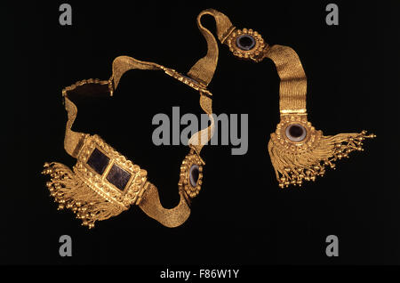 Jewelry from the "Gold of Nimrud" - a collection of more than 1,000 ...