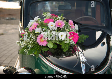 Wedding bouquet on vintage wedding car Stock Photo - Alamy