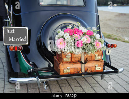 Wedding bouquet on vintage wedding car Stock Photo - Alamy
