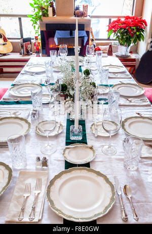 Beautiful holiday table setting in white and gold color Stock Photo - Alamy