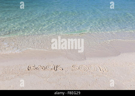 Back soon written out in wet sand on a tropical beach in Thailand Stock ...