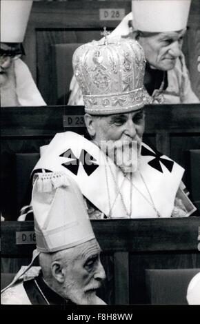 9 DECEMBER 1963 - - POPE PAUL VI ACKNOWLEDGES THE CHEERING CROWD AFTER ...