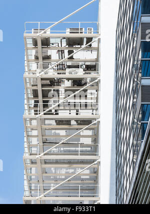 An air conditioner compressor on the side of a house Stock Photo - Alamy