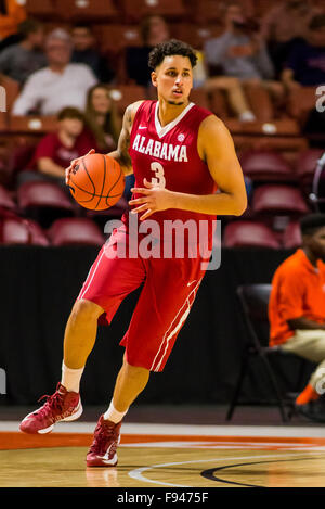 Alabama Crimson Tide forward Michael Kessens (3) draws a charge foul ...