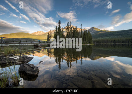 Pyramid Mountain reflecting on Pyramid Lake at sunrise. Jasper National ...