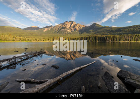 Pyramid Mountain reflecting on Pyramid Lake at sunrise. Jasper National ...