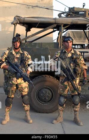 Italian Army, paratroopers of the airborne brigade Folgore in training ...