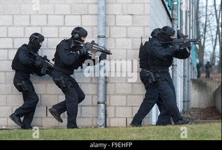 Ahrensfelde, Germany. 16th Dec, 2015. Members of the new unit "BFE " of ...