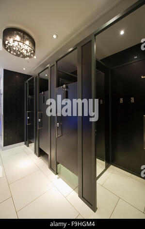 Empty fitting room Stock Photo - Alamy