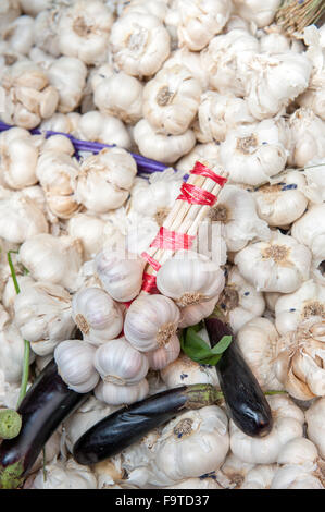 Cloves of French garlic Stock Photo - Alamy
