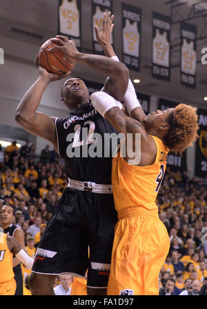 Cincinnati forward Coreontae DeBerry (22) and forward Jacob Evans (1 ...