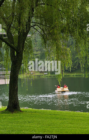 Lake Trahlyta at Vogel State Park, nestled in the Blue Ridge Mountains ...